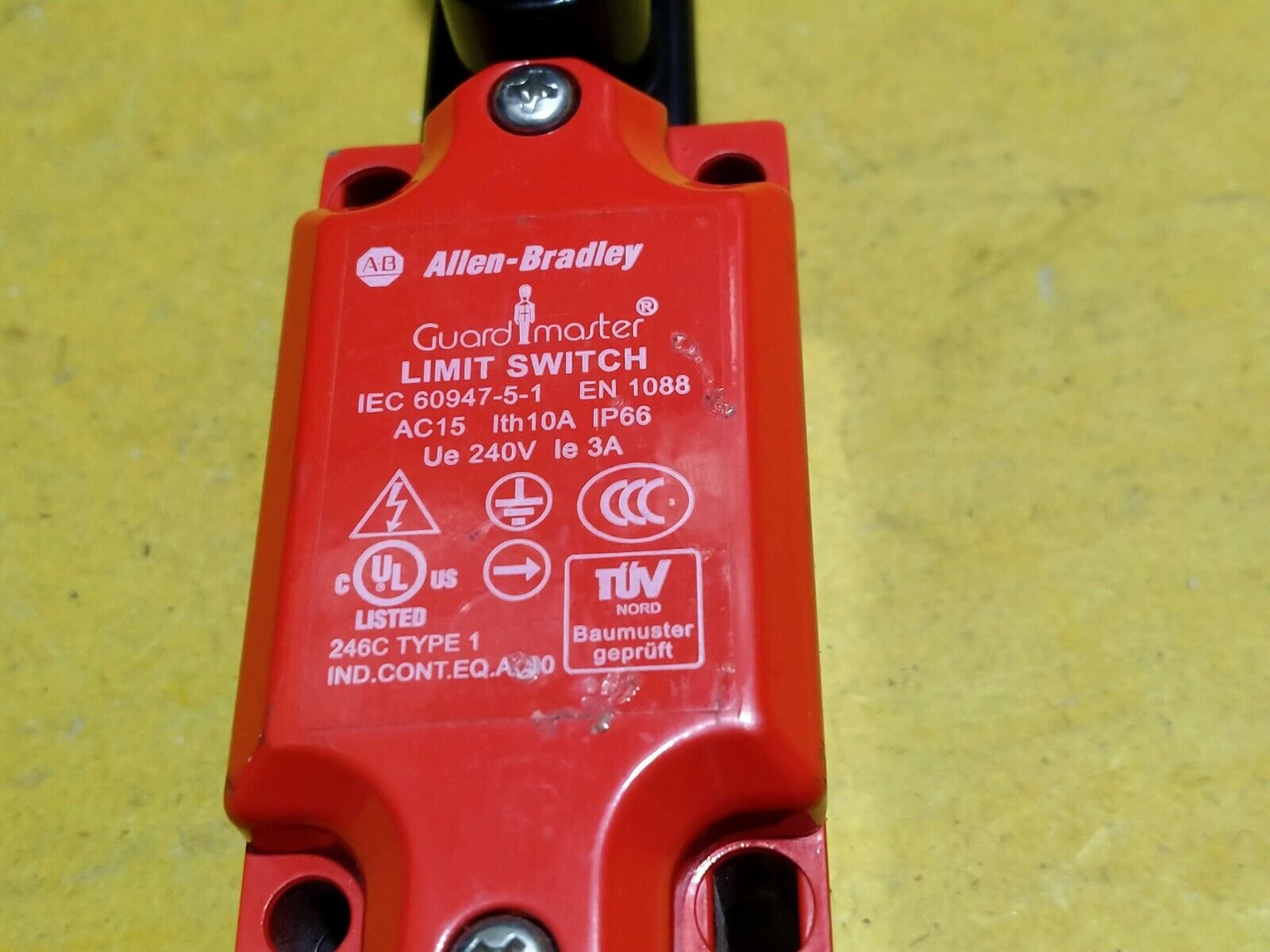 Allen-Bradley IEC 60947-5-1 EN 1088 GUARD Master Limit Switch 240V le ...